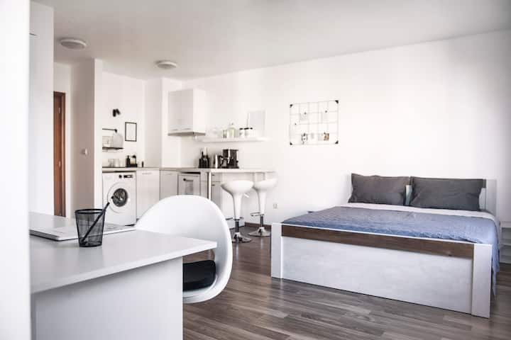 White "Studio A" Next To The Gondola - 班斯科
