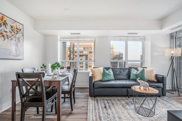 Executive 2 Bedroom Condo Close To Square One - Mississauga