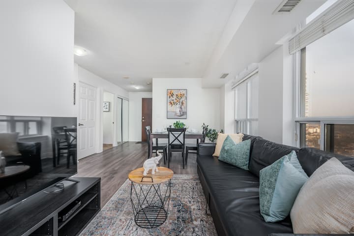Executive 2 Bedroom Condo Close To Square One - Mississauga