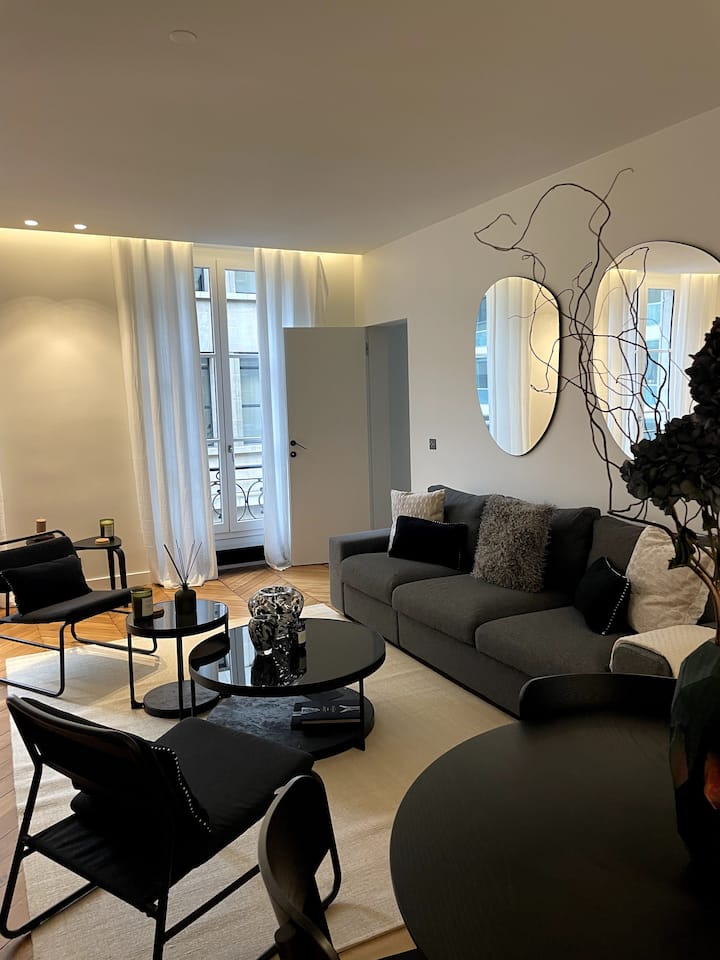 Tour Eiffel 5min, Quai D'orsay - Métro Nationale, Paris