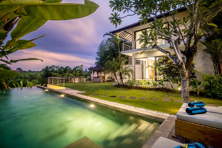 Spacious 6br Canggu Villa: Pool, Rice Field Views - Bali