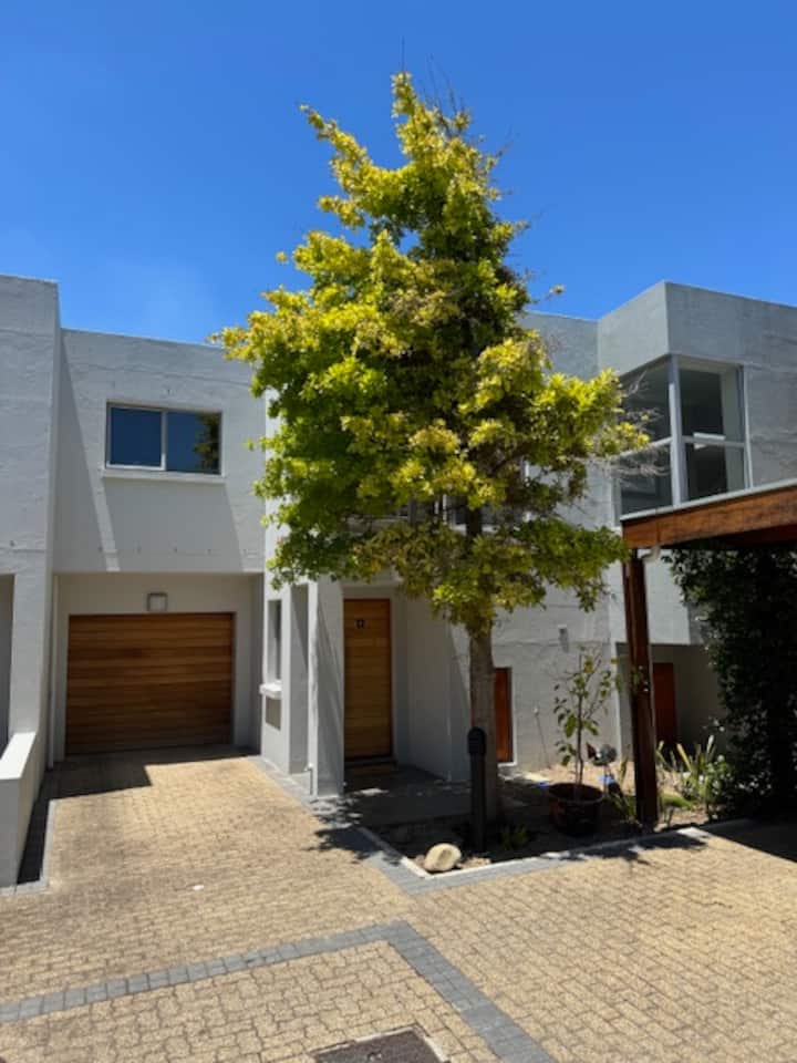 Luxury Townhouse In Dorpstraat (Back-up Power) - Stellenbosch