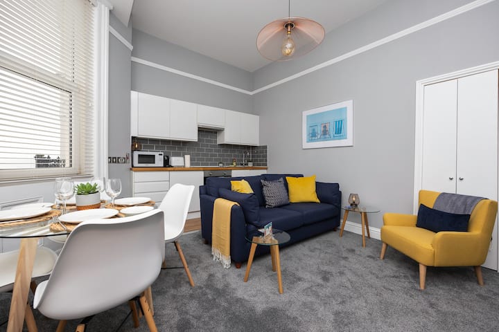 Brilliant Coastal Apartment Close To Parking - Hove