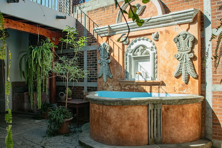 Historic Colonial House In The Center Of Antigua - Antigua Guatemala