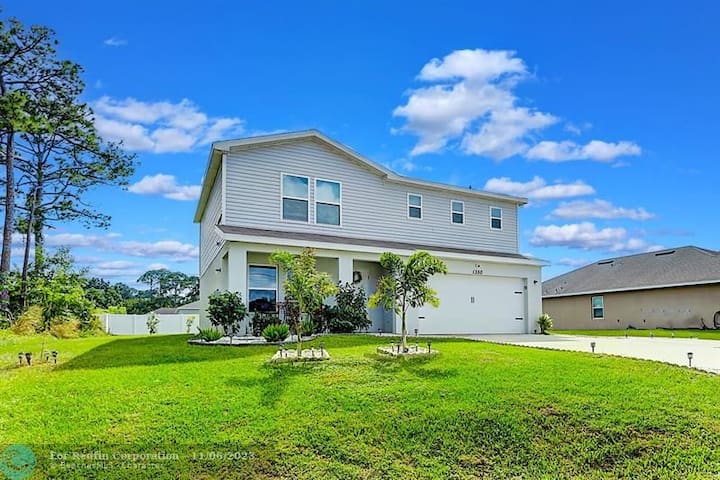 Unique, Stylish, And Comfy! - Port St. Lucie, FL