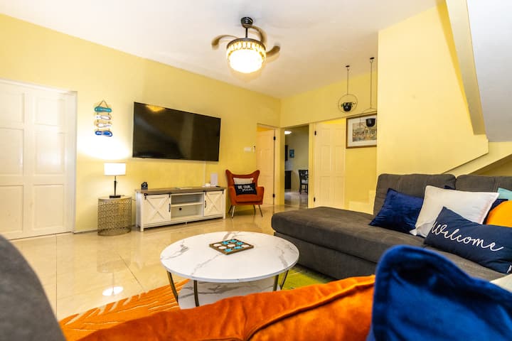 2br W/wi-fi, Ac, Pool Access &Hot Water, Near Ochi - Jamaica