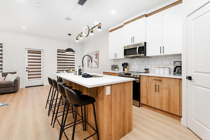 Millwoods | Sleeps 8 | Near Grey Nuns Hospital - Edmonton