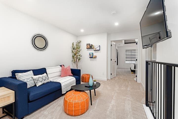 Millwoods | Sleeps 8 • Near Grey Nuns Hospital - Edmonton