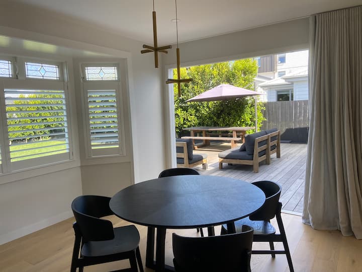 Modern Retreat With Expansive Lawn - Auckland