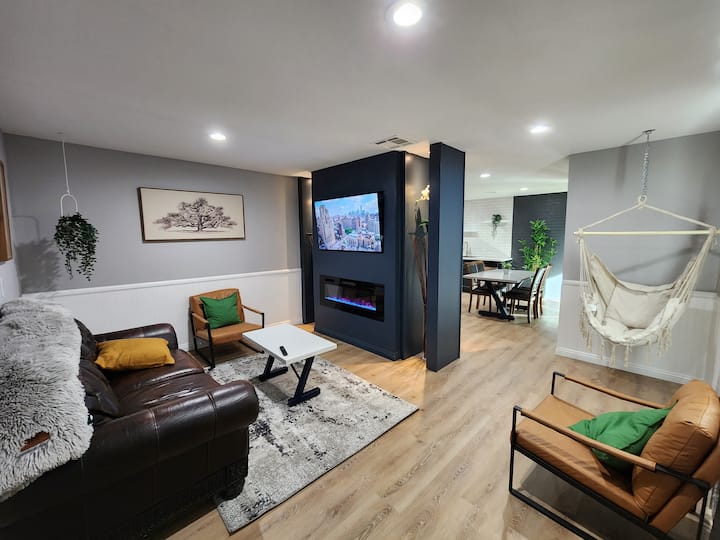 Modern Chic 2br/2ba – Gated, Near Strip - Las Vegas