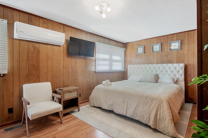 King Bed! Spacious & Full Kitchen In A 1 Bedroom - Fayetteville, NC