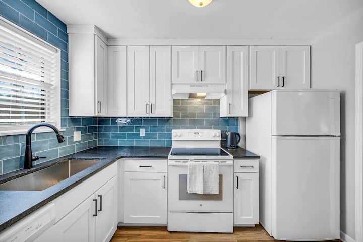 Safe Quiet Condo Free Parking "The Honeysuckle" - Athens, GA