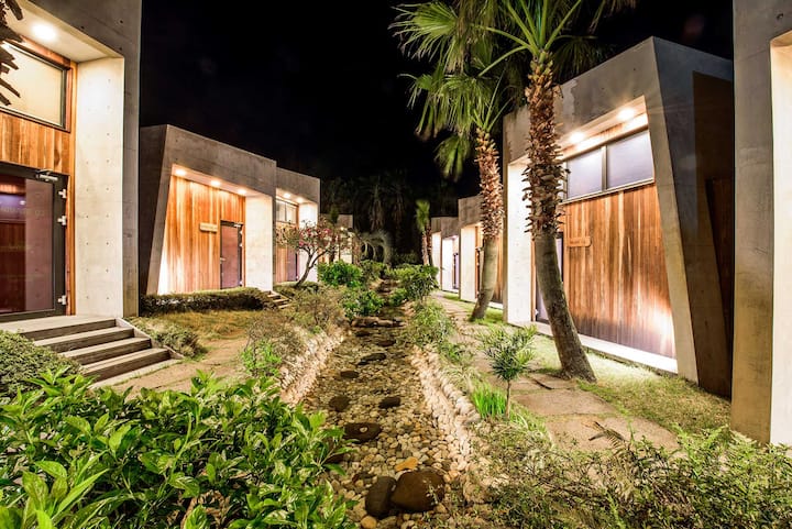 #가든뷰 #독채 #인피니티 수영장 #무료조식 #욕조 #테라스 숯불바베큐 #서귀포 관광중심지 - 서홍동