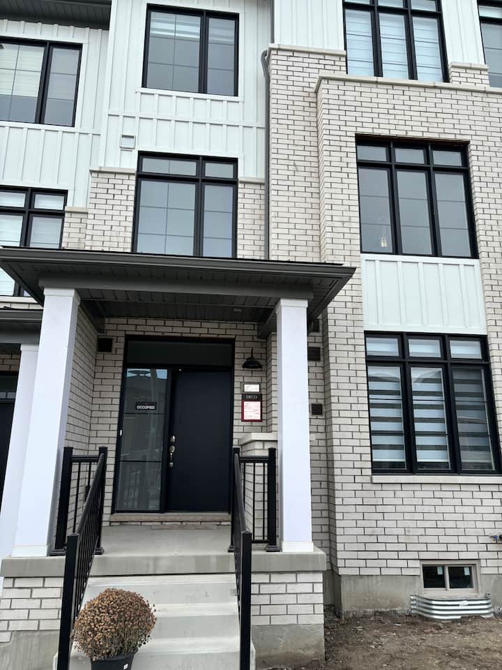 Cyberspace - No Cleaning Fees, New Private Hot Tub - Pickering