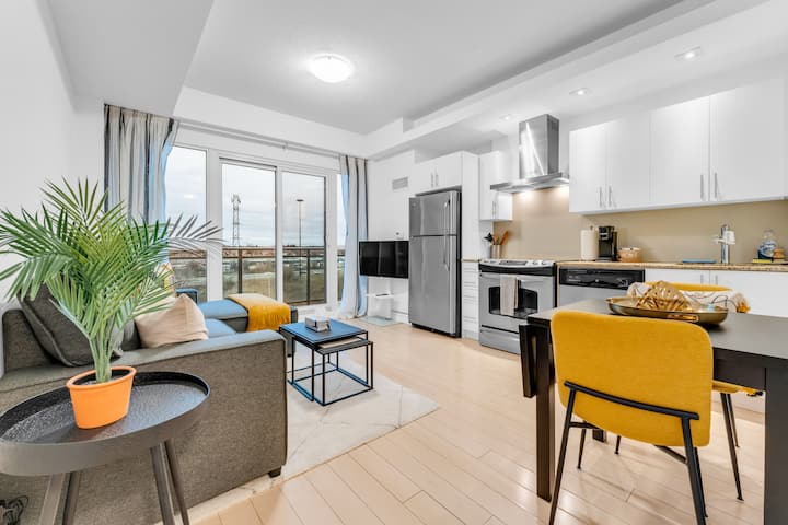 Skyline Views: Chic Suite W/ Pool, Gym, & Sauna - Toronto