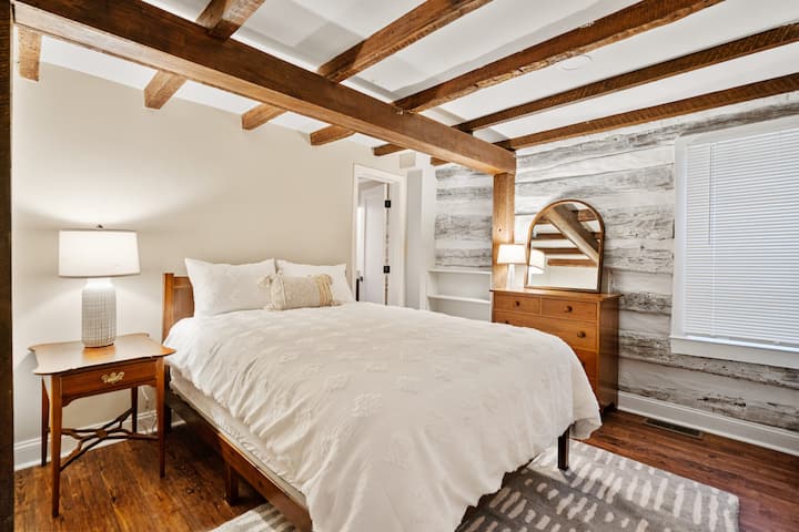 Two Bed Room Suite C-100 In The Heart Of Old Town - Winchester, VA