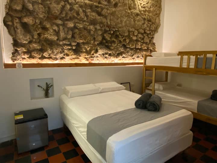 Habitacion Privada  Con Baño / Ciudad Amurallada 2 - Cartagena, Colombia