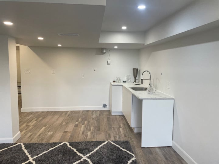 Close To Mall, Clean And New - Bradford