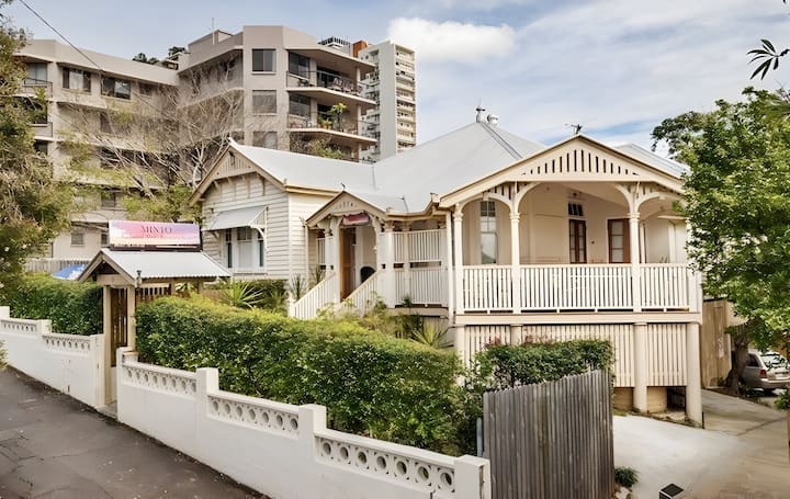 Colonial City Retreat -Superior Queen - Brisbane