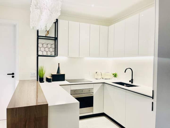 Hyde Park Luxury 2br Top Floor End Unit/solar Pwr - Johannesburg