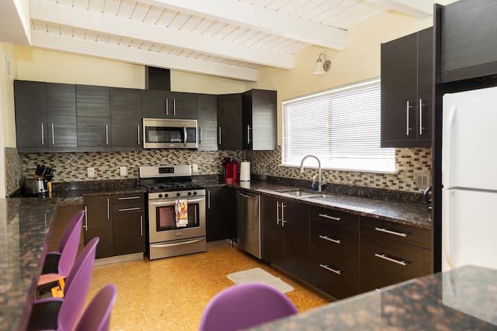 Spacious Duplex, 6 Bedrooms, 2 Kitchens, Sleeps 12 - Albuquerque, NM