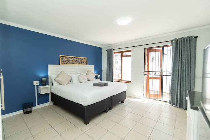 16 On 7th Guesthouse - Unit 4 #Noloadshedding - Gqeberha