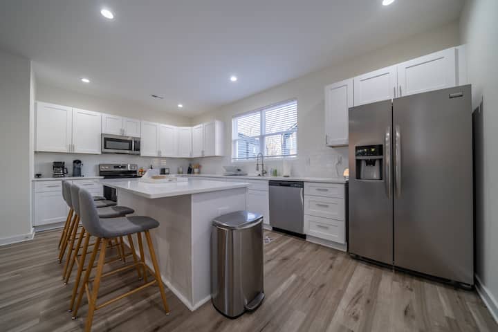 Groups | Full Kitchen | Parking | Three Full Baths - Charlotte, NC