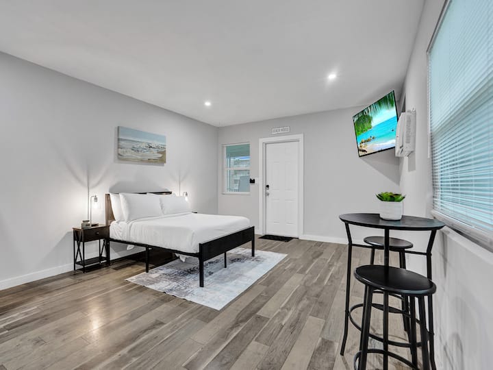 Coastal Charm Studio Beach House In Pompano Beach - Deerfield Beach, FL