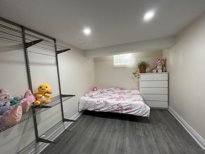 Cozy Basement Room With Separate Bathroom B Room - Markham, Canada