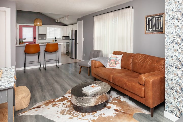 The Cactus House: Single Family Home W/king Bed - Des Moines, IA