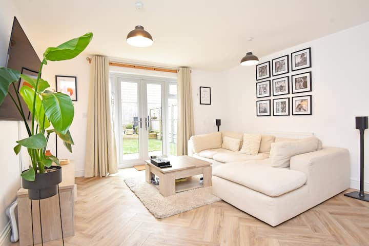 Modern Home By Rhs Harlow Carr: Stylish & Peaceful - Harrogate