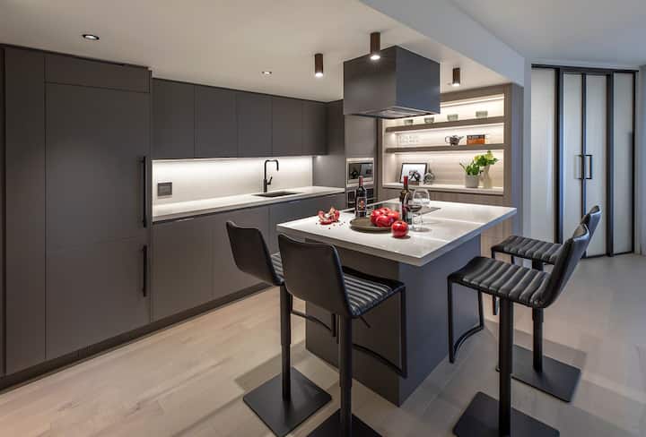 Little Italy Executive Apartment - Toronto