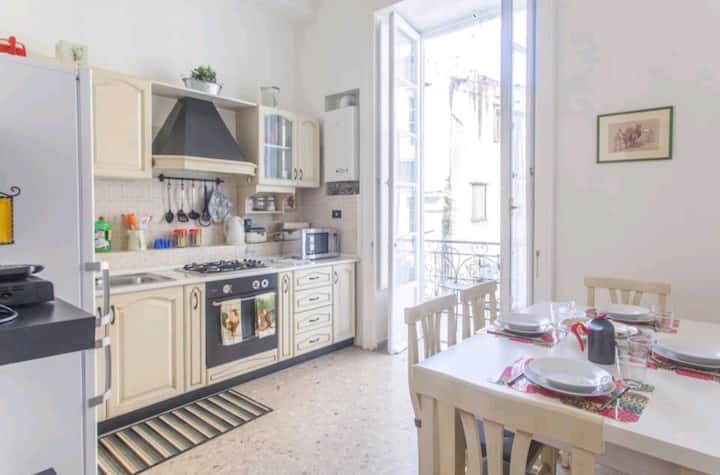 Luminoso Centrale Appartamento Con Tutti I Comfort - Naples