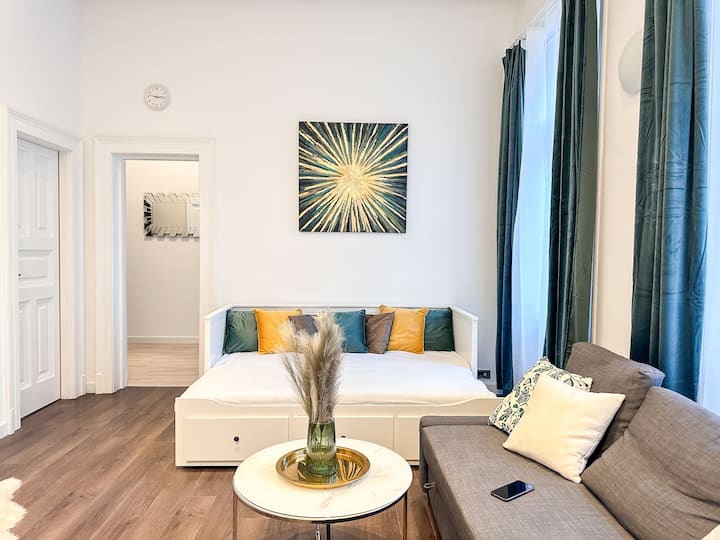Family Central Home @Andrassy W Netflix/ac+2baths - Budapest