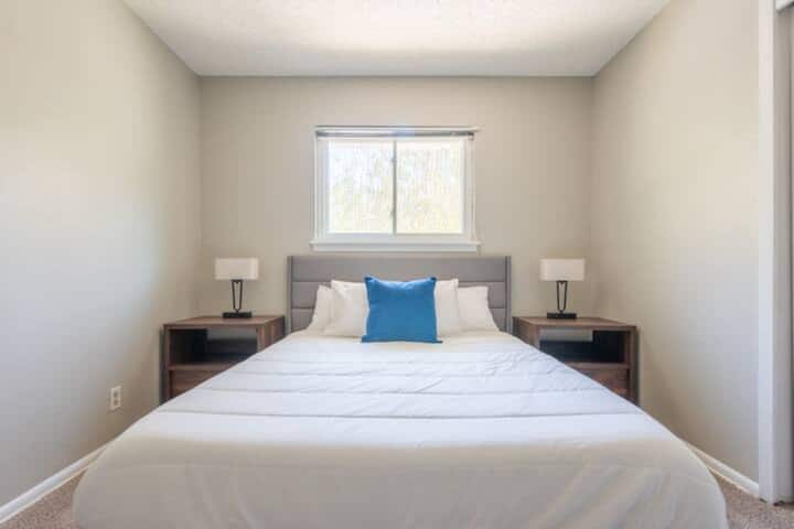 Queen Bed- Shared Bath - San Antonio, TX