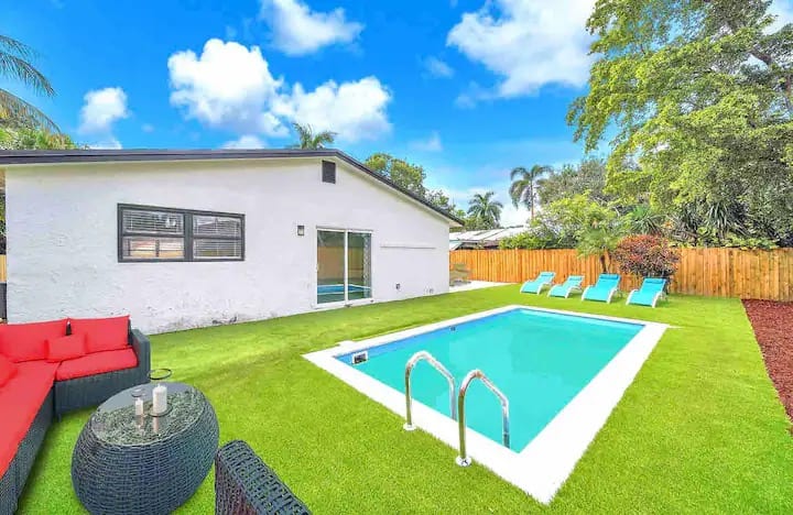 Quiet Home | Cozy Heated Pool, Basketball & Games - Plantation, FL