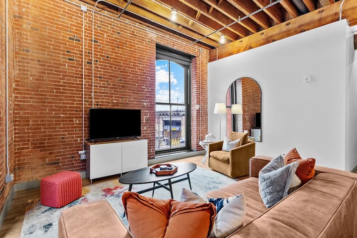 Stylish River View Loft | Near Arch & Convention - セントルイス, MO