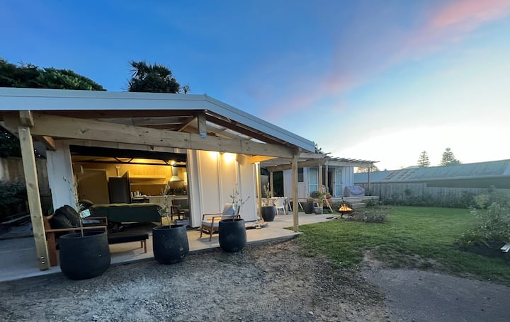 Prime Location In Town - Raglan Harbourside Hutch - Raglan