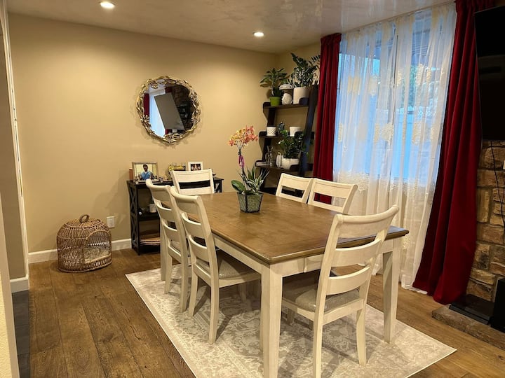 Cozy Private Room In Townhome - Santa Clarita, CA