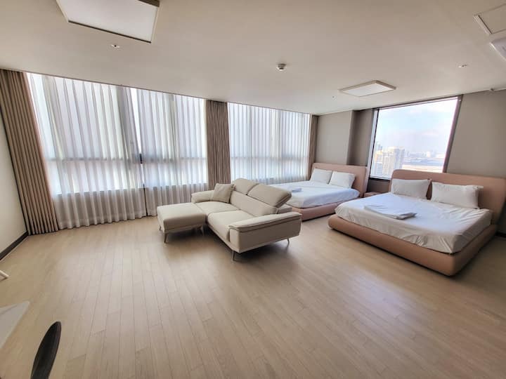 [4인] 펜트하우스/ 초고층파노라마뷰/야외수영장/ 온수욕조/송도 Songdo - Incheon