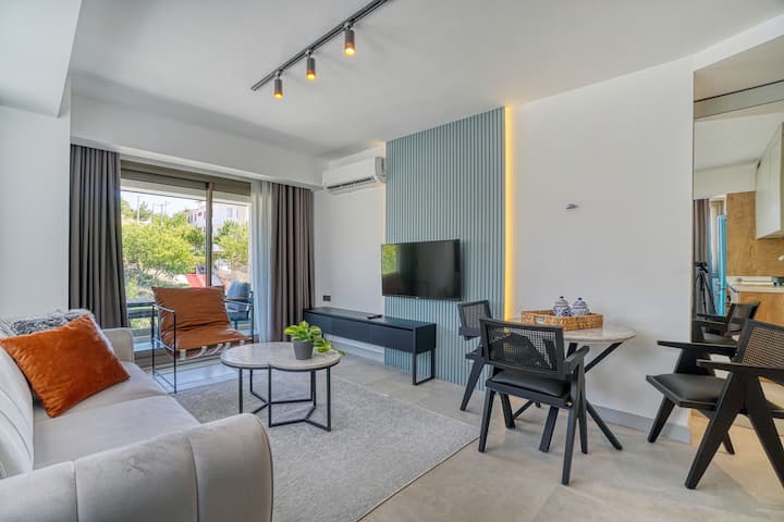 Merkezi Konum, Havuzlu, 2023 Yapımı Eşsiz 1+1 -E4 - Çeşme