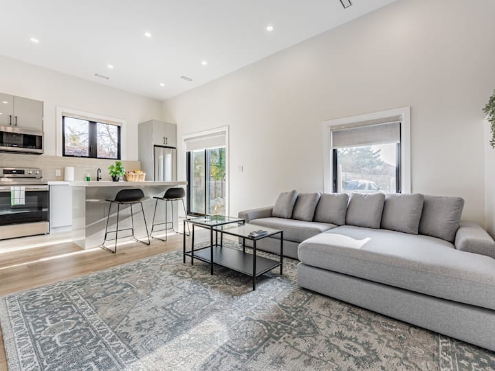 Newly Renovated Sun Filled Apt - Oshawa