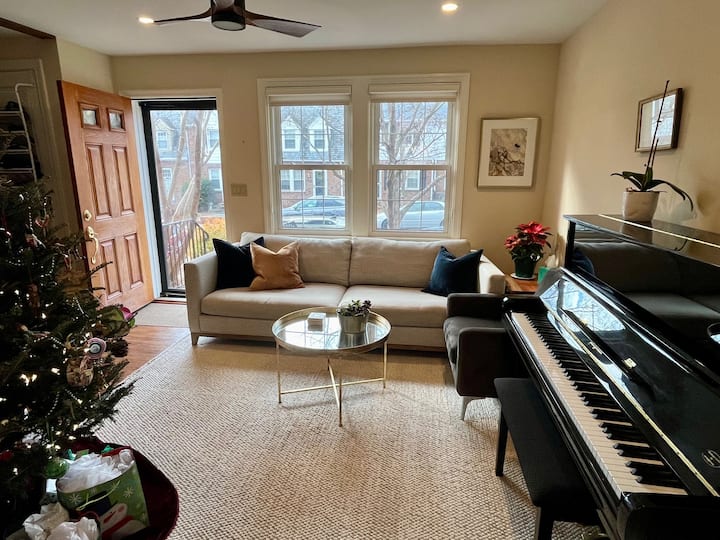 Cozy, Refined Arlington Rowhouse 10 Mins To Dc - Marymount University, Arlington