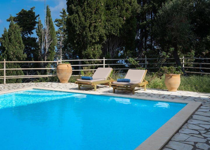 Next To Pool-amaryllis Apartment - Paksos