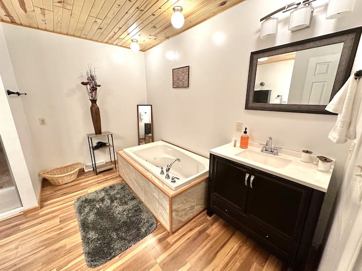 Secluded Serenity-lg 4bed 2.5 Bath Near Downtown - Wausau, WI