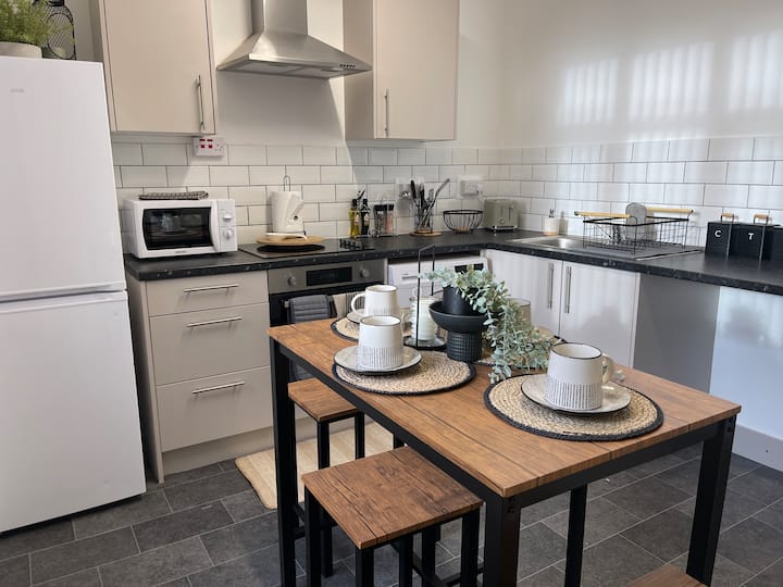 3 Bedroom Apartment With Parking - Wolverhampton