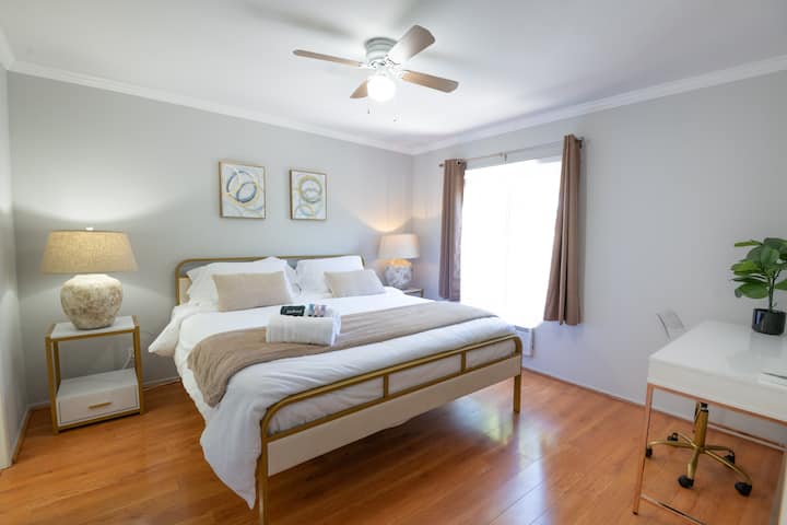 Spacious And Central 2 Bdrm West Hollywood Flat - Koreatown - Los Angeles