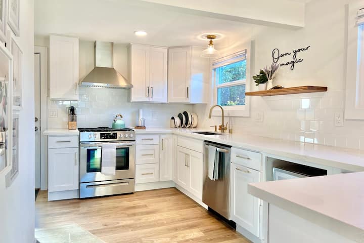 Fully-renovated | Primary Ensuite | Fast Wi-fi - Tacoma, WA