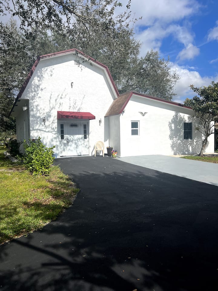 Gemcountry- Min. To Ftl&hlwd Beach.
Unique Stay! - Cooper City, FL