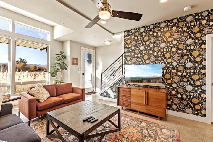 Cozy & Spacious Tri-level Townie W/ Mountain Views - Fort Collins, CO